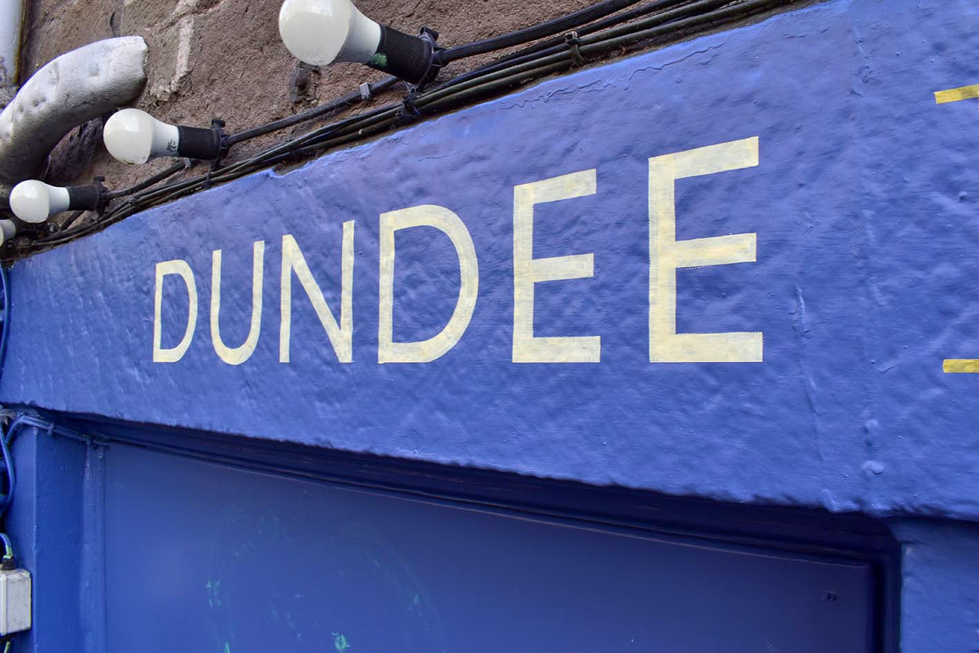 Signwriting in Dundee city centre - Robertsign